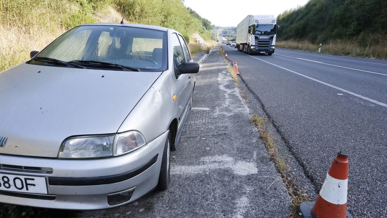 El misterio del coche portugués abandonado en Lugo con kilos de cable ...