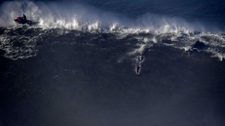 Hugo Vau surfea la ola más grande de la historia