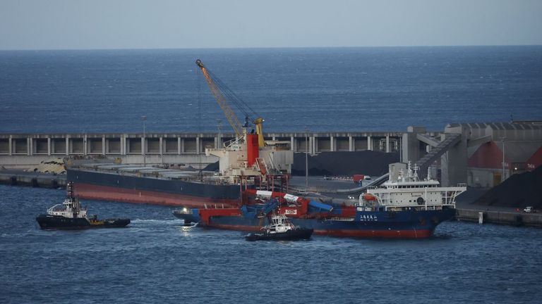 Atracado en Langosteira el mercante chino que se refugió en Ares tras perder grandes grúas que ...