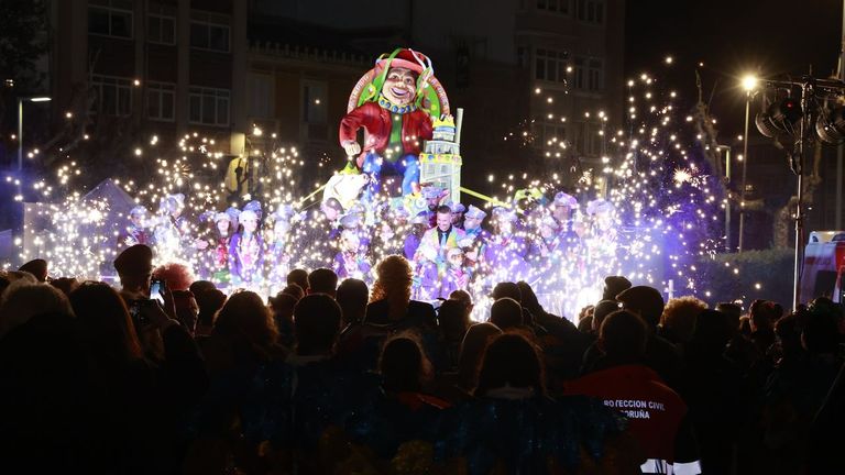 A Coruña sucumbe a la irreverencia de Momo: el carnaval 2026 toma las ...
