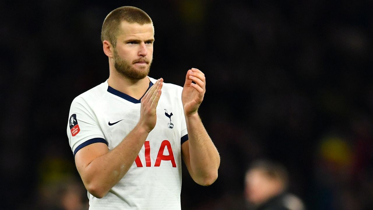 El jugador del Tottenham Eric Dier se pelea en la grada por los ...
