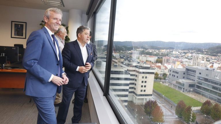 Lores pide a Rueda financiación para el pabellón de Monte Porreiro, un ...