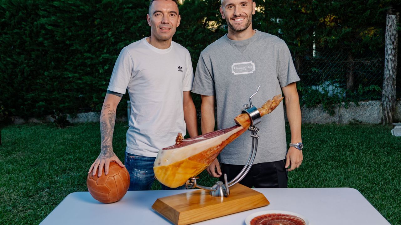 Coren junta en una campaña promocional a los futbolistas gallegos Iago ...