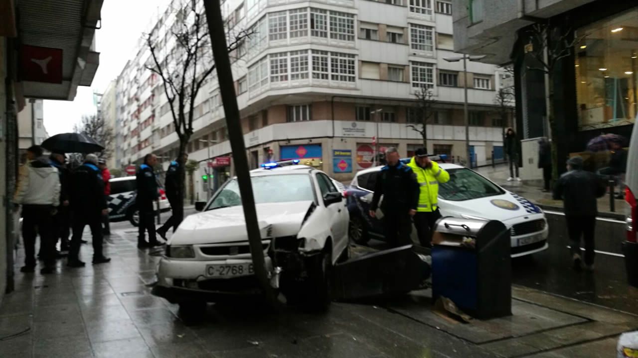 El conductor que derribó una farola y un contenedor en la rúa Fernando ...