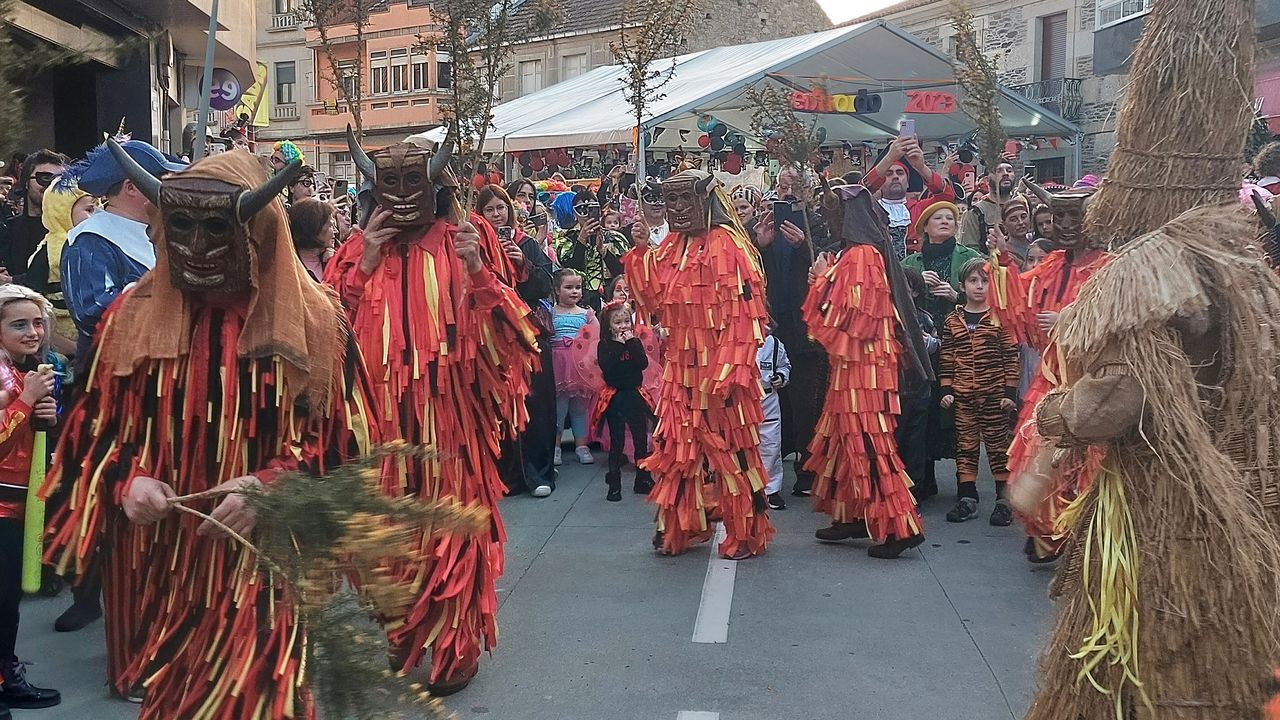 Los Cacharelos llenaron de color con sus bailes el barrio de Lalín