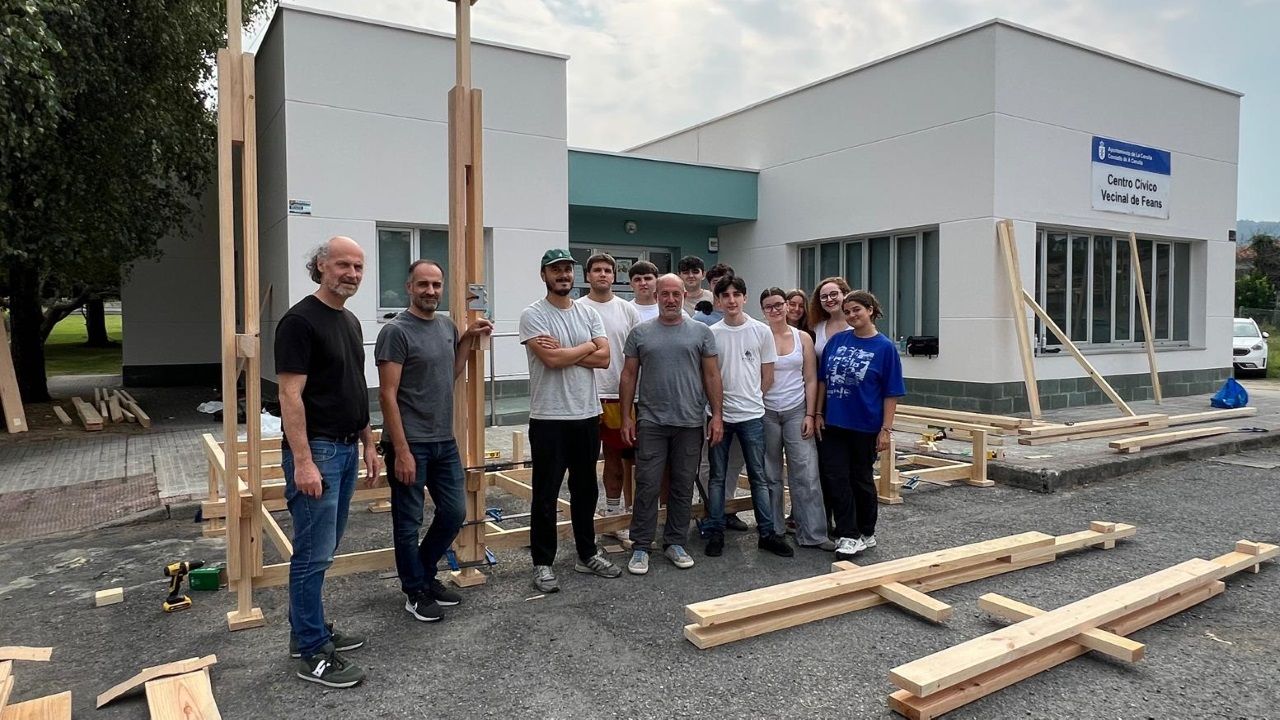 Una estructura de madera como homenaje a la historia de Feáns, en A Coruña