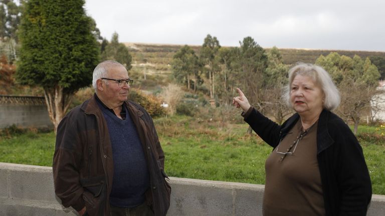 Vivir al lado del enorme embalse de lodos rojos de Alcoa: «Levámolo mal»