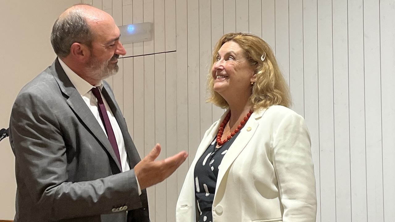 Catherine Davies recibe a Rosa de Galicia que dá a Fundación Rosalía no ...