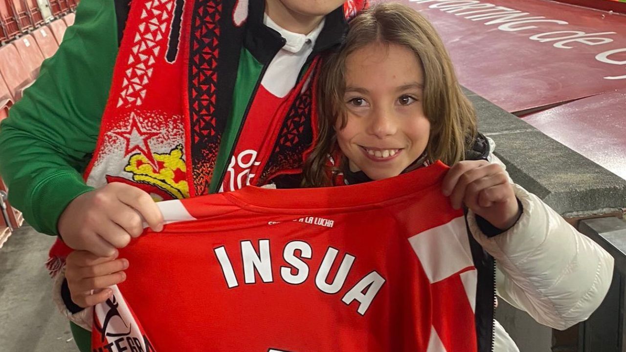 Pablo Insua cumple su promesa y regala su camiseta del Sporting, una historia con final feliz