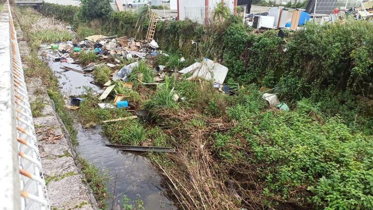 El lamentable estado del río Pisón a su paso por el polígono de Mora ...