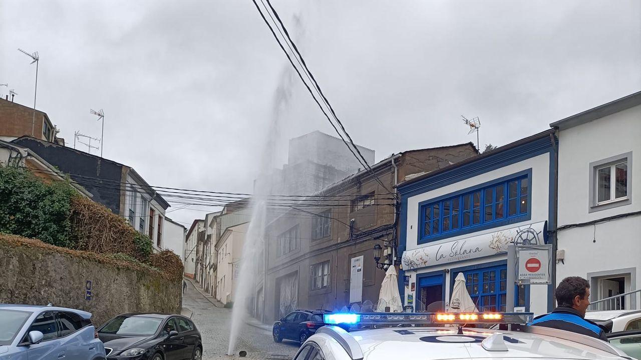 Una fuga en una boca de riego provoca un gran chorro de agua en Ribadeo ...
