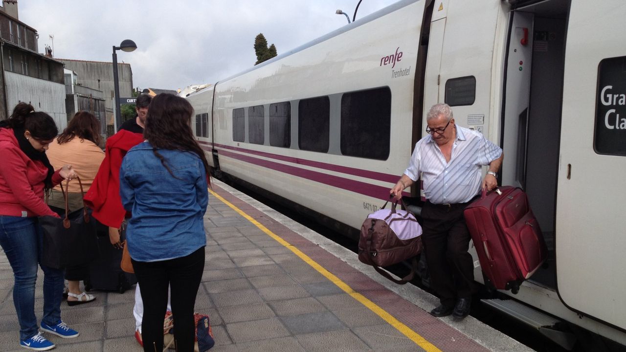 Retrasos en los trenes A Coruña-Monforte por una incidencia en la red ferroviaria en Teixeiro