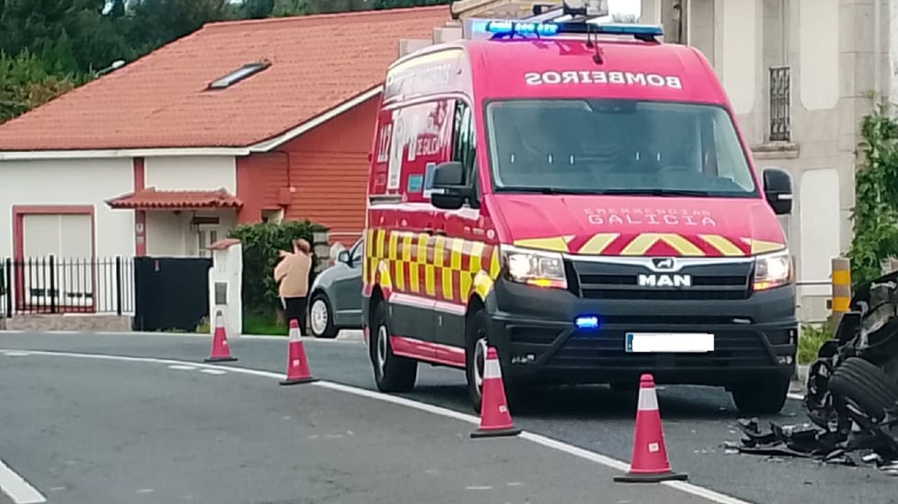 Una furgoneta de reparto se incendia en Cabanas