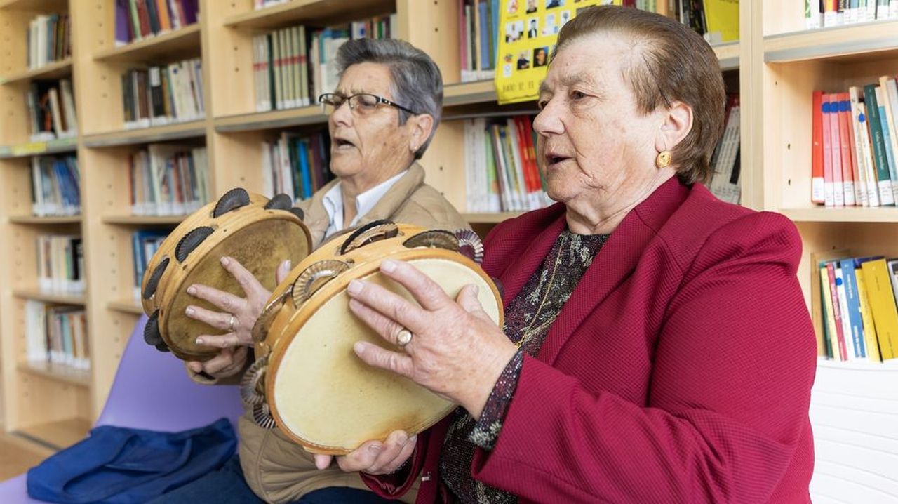 Lelucha e María, cantareiras de Zas en conversa no IES de Baio