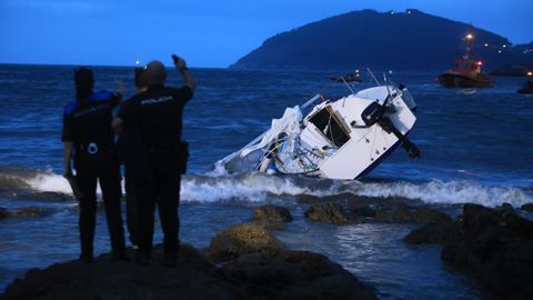 Encalla una embarcación de recreo en la zona rocosa de la playa de ...