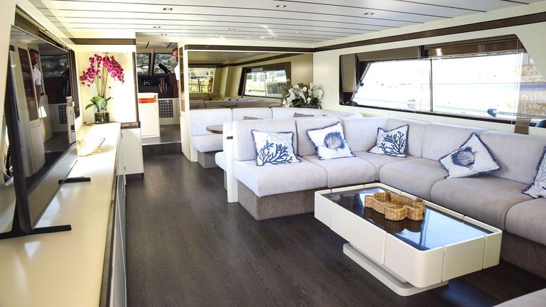 Roma, el yate de alquiler más grande de Galicia