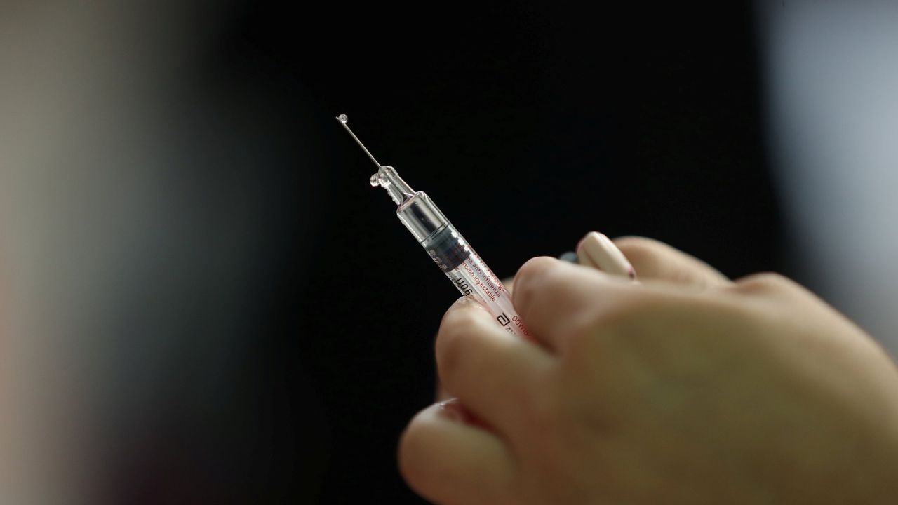 ¿Adiós a las agujas? Prueban un nuevo método para inocular vacunas a ...