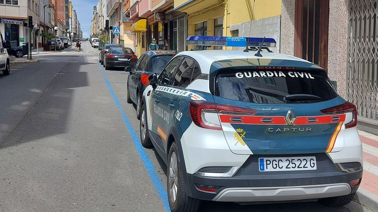 Hallan muerto a un hombre en un piso de Carballo