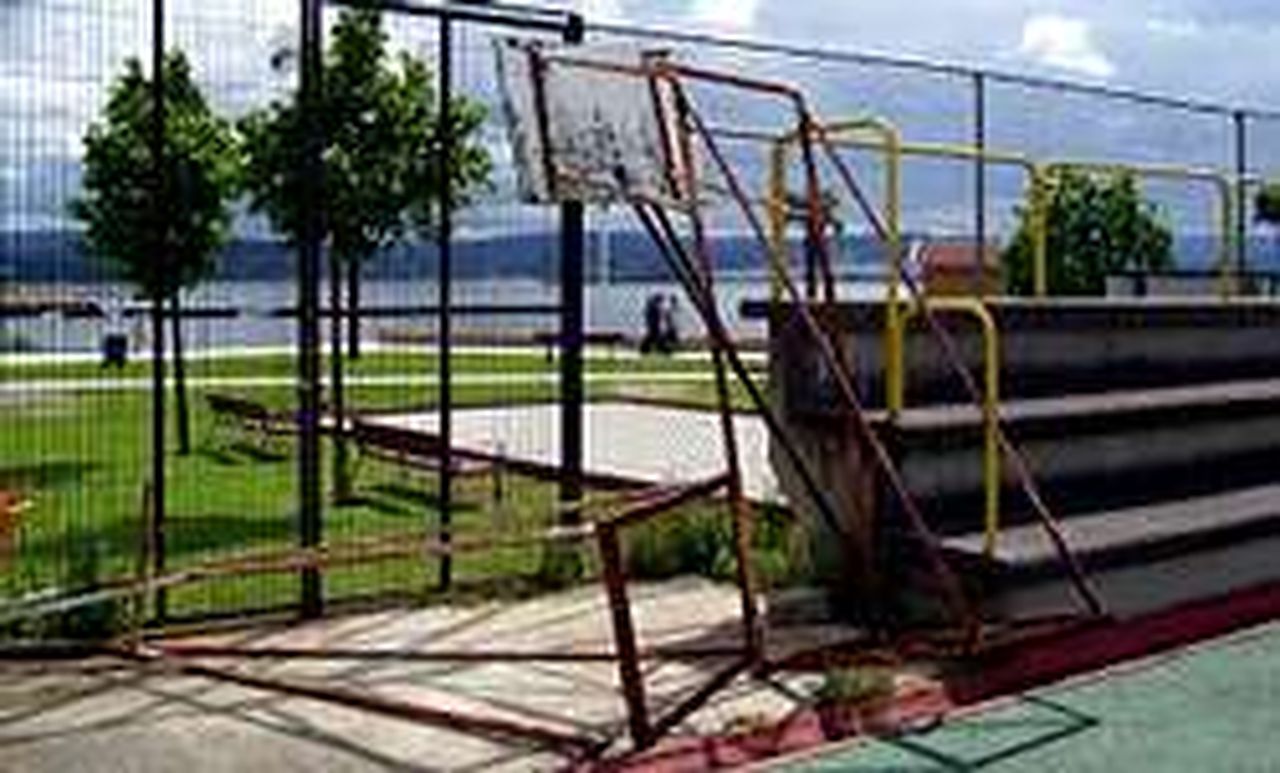 Las pistas polideportivas del centro de Sada tienen múltiples desperfectos