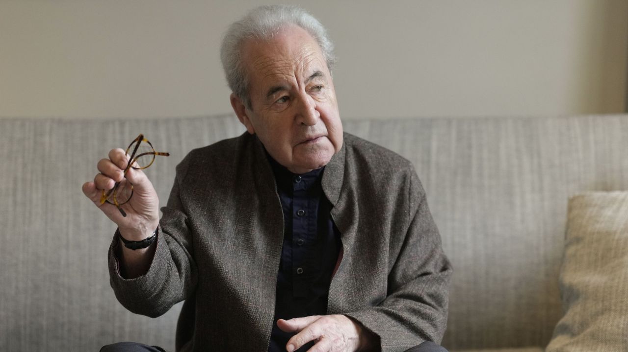 John Banville: «Somos una especie muy rara, nos masacramos, pero ...