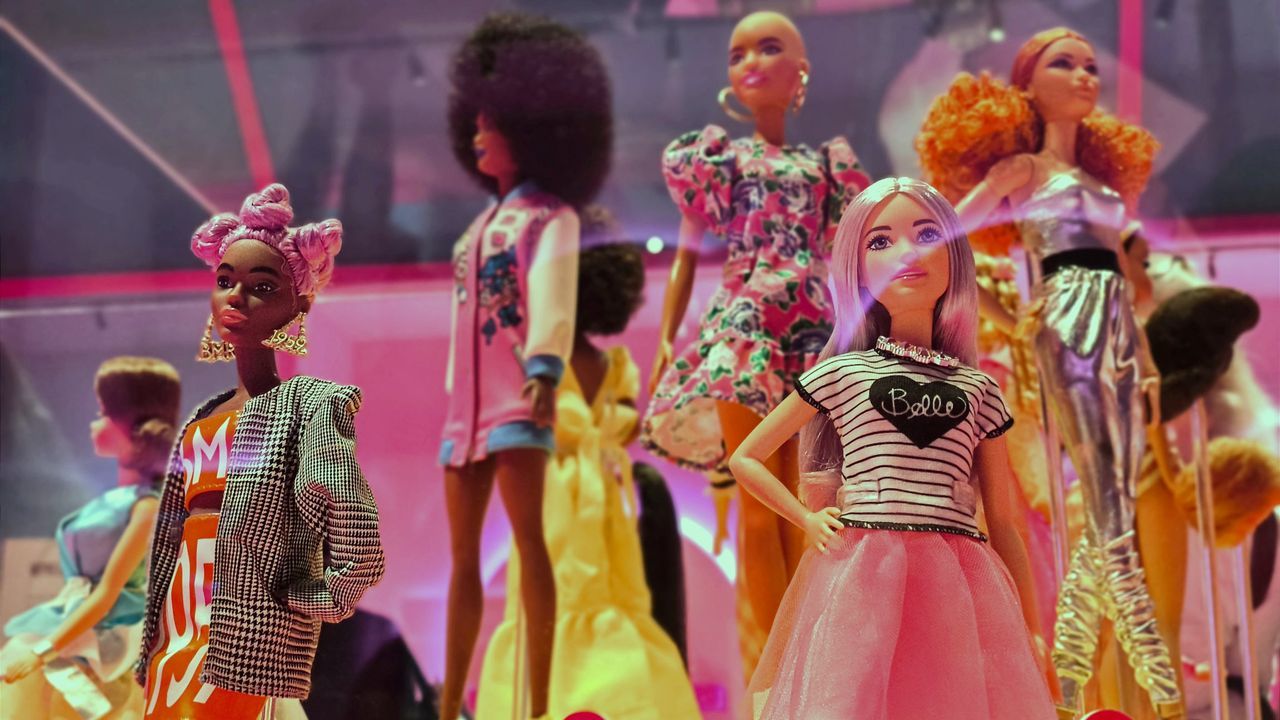 De Saint Laurent al rave: Barbie refleja con su vestuario la historia ...