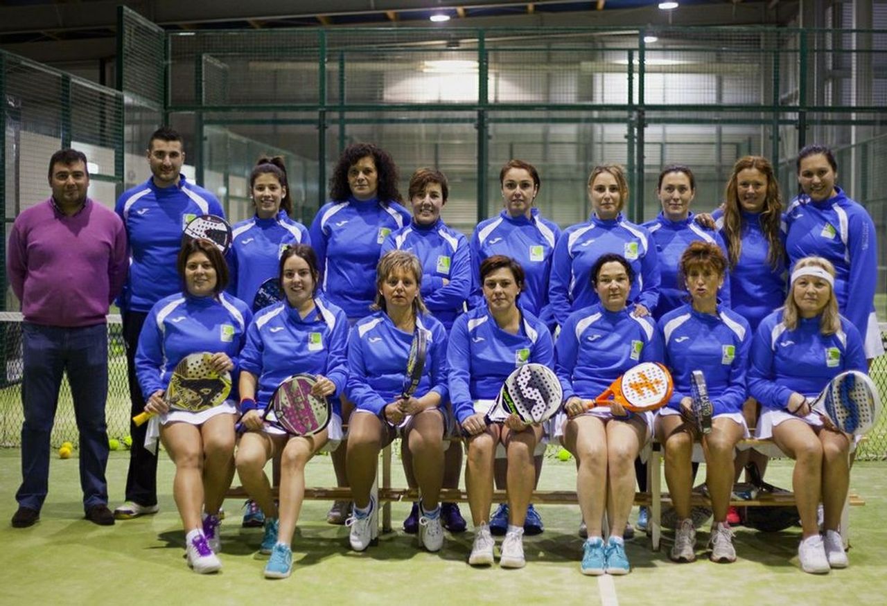 El Club Cerceda presentó el equipo, con 16 jugadoras, y al técnico ...