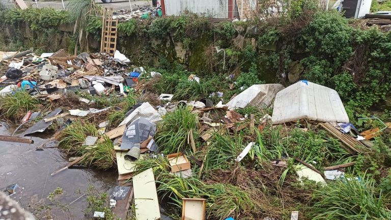 El lamentable estado del río Pisón a su paso por el polígono de Mora ...