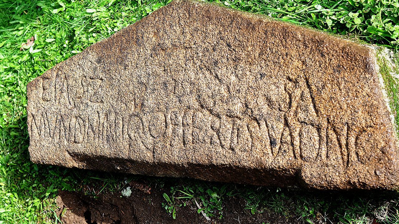 Lintel románico con inscrición en Matalobos