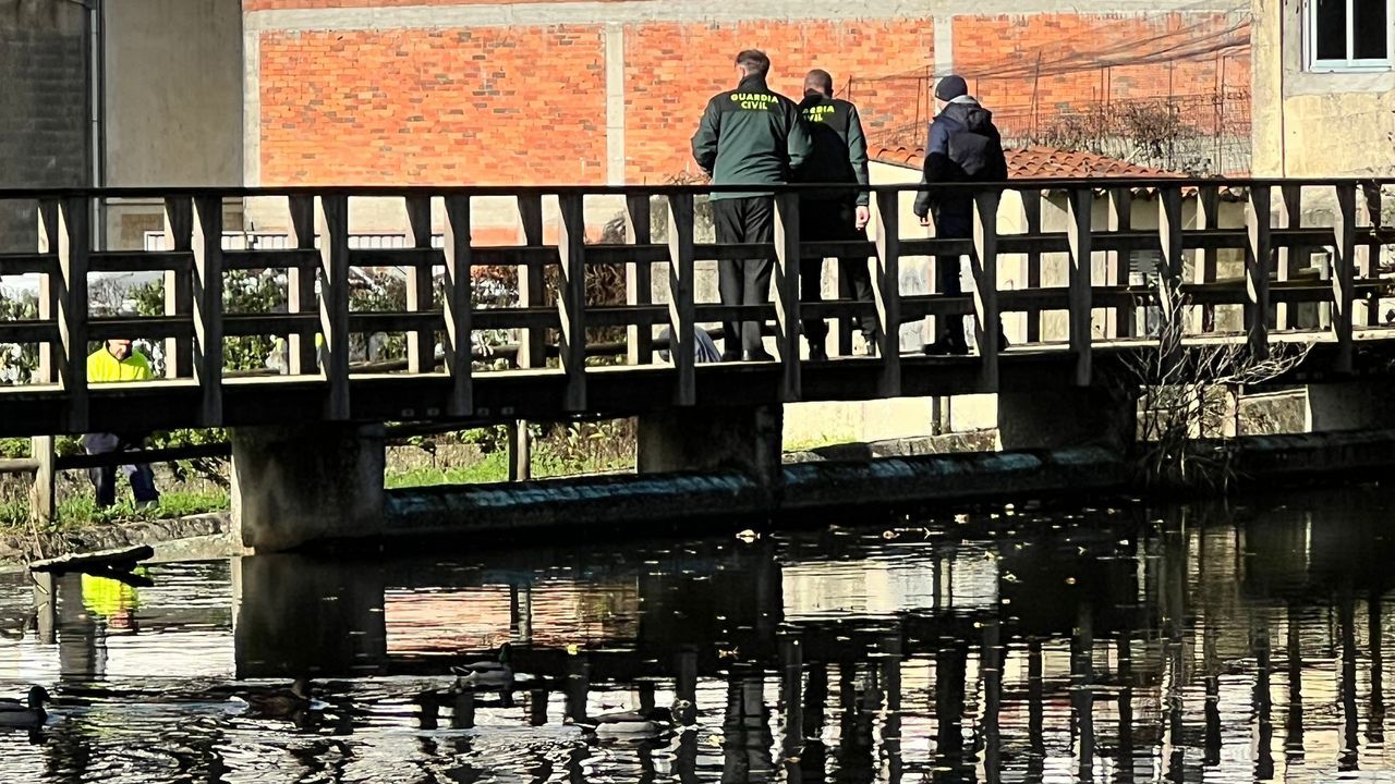 Drenan el lago del Pontiñas en Lalín en busca de la mujer desaparecida