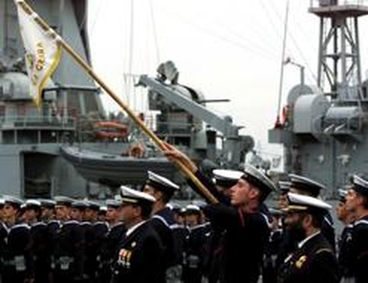 Medio centenar de marineros de Ferrol y Vigo juraron bandera en A Graña