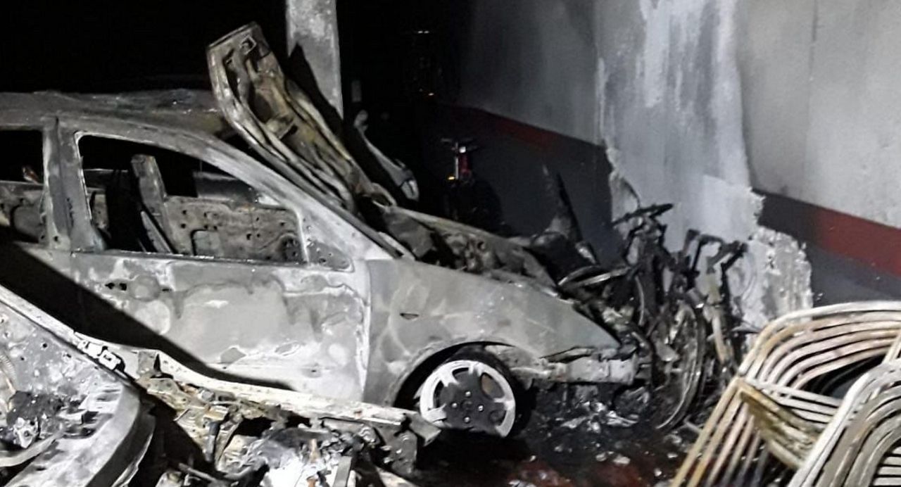 Un incendio de madrugada en un garaje de Vilagarcía deja tres coches calcinados y una ...