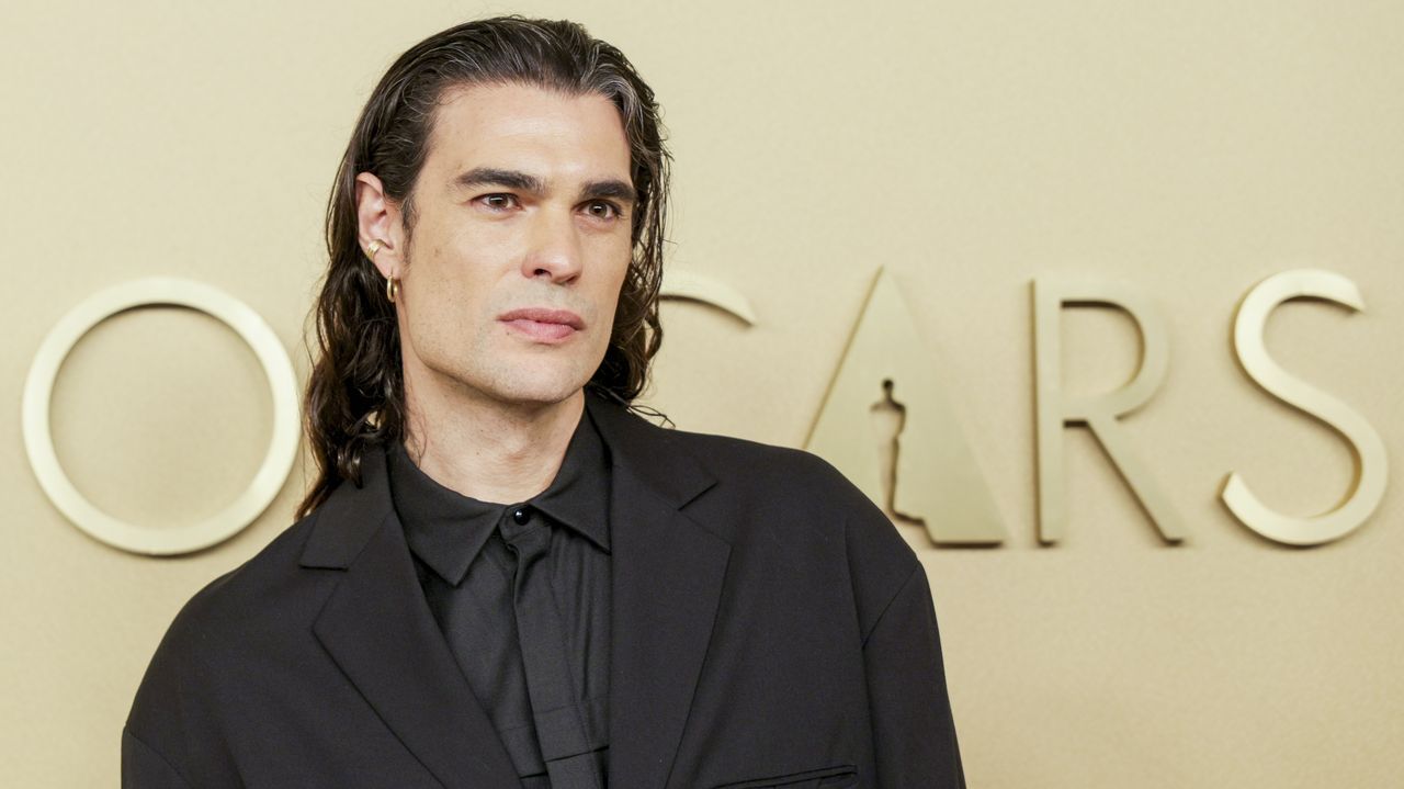 El buen rollo entre Oliver Laxe y Jacob Elordi en el almuerzo de los Óscars