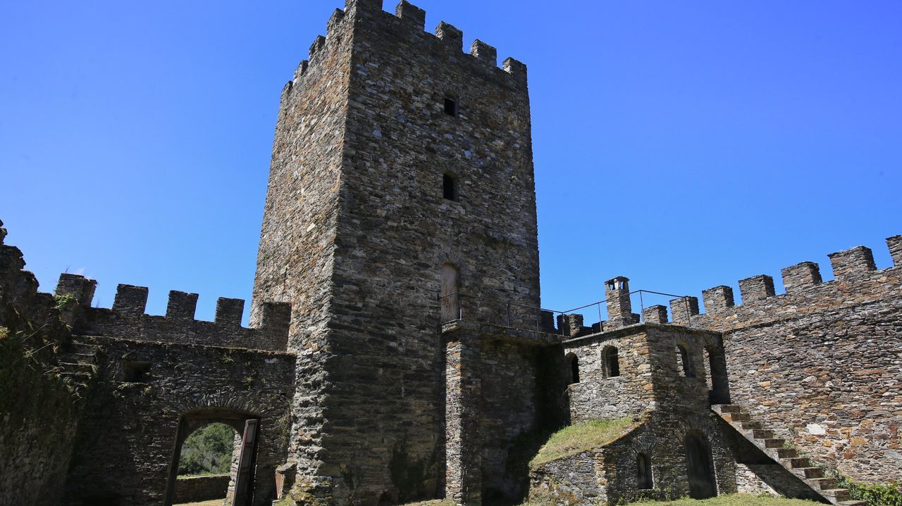 Diez castillos para viajar a la Galicia de ayer