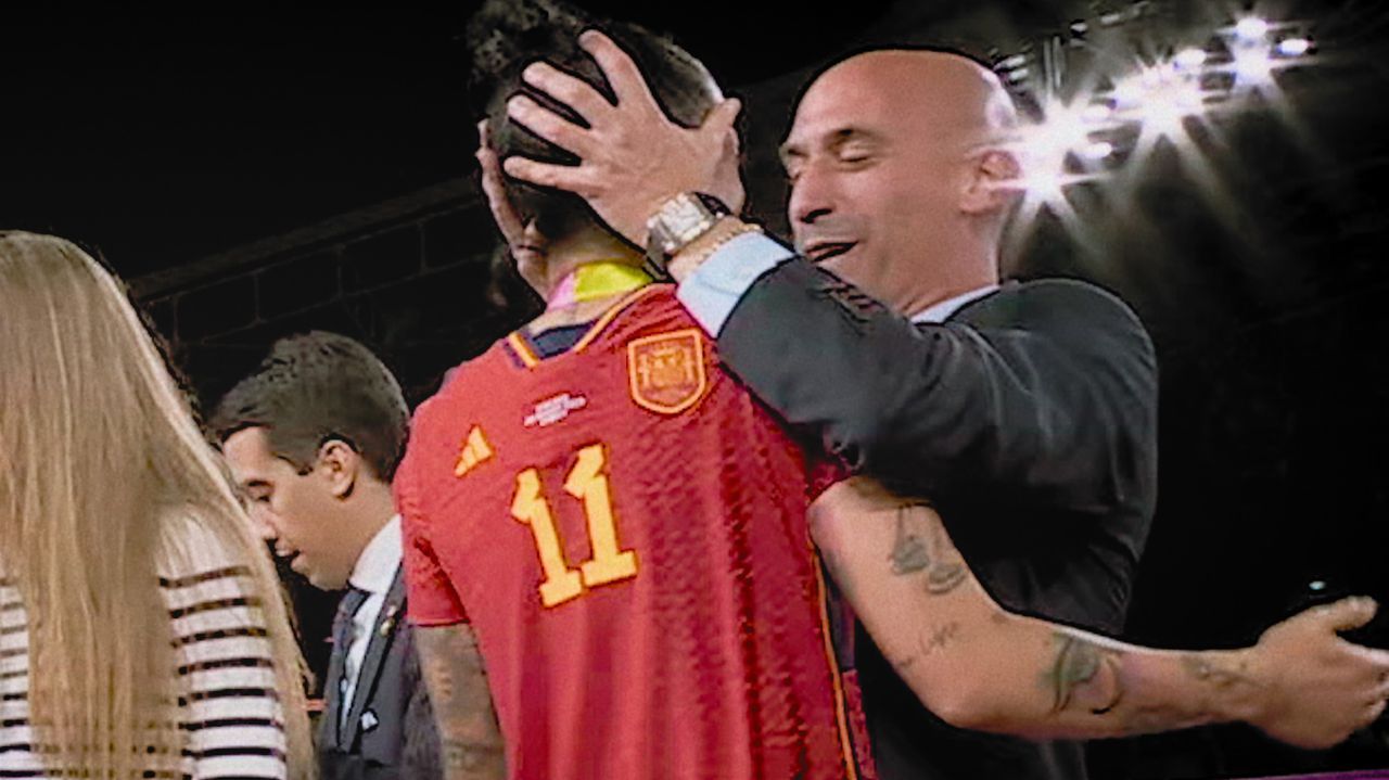 Rubiales, recompensado por un piquito