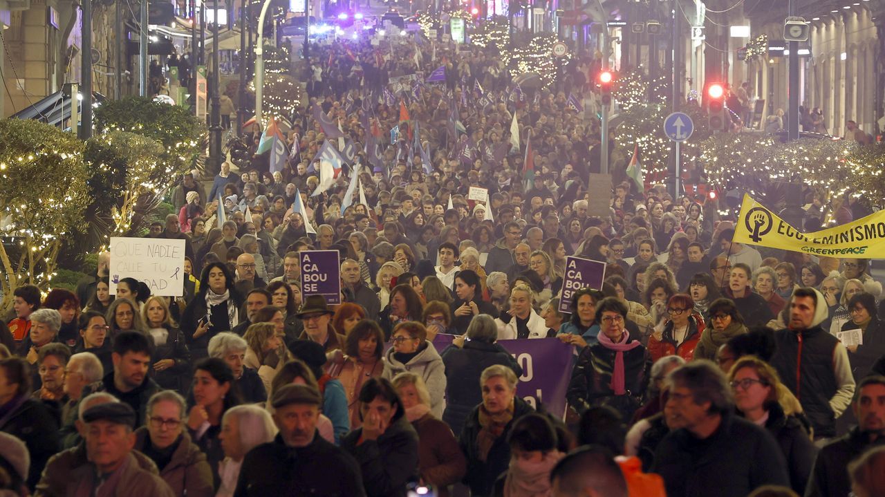 Vigo se tiñe de violeta mientras la violencia vira al negro