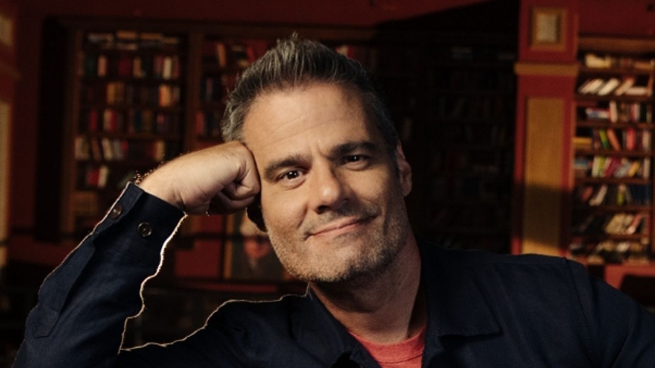 Luis Chataing explica el mundo desde la comedia americana