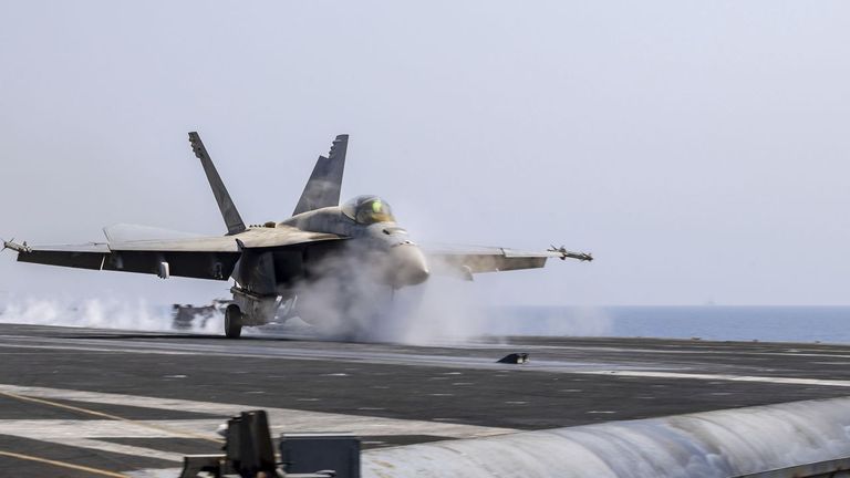 Los hutíes dicen haber atacado con misiles y drones buques militares de ...