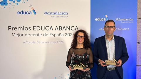Los docentes Fina Paulos y Óscar Rey recogieron sus premios Educa Abanca