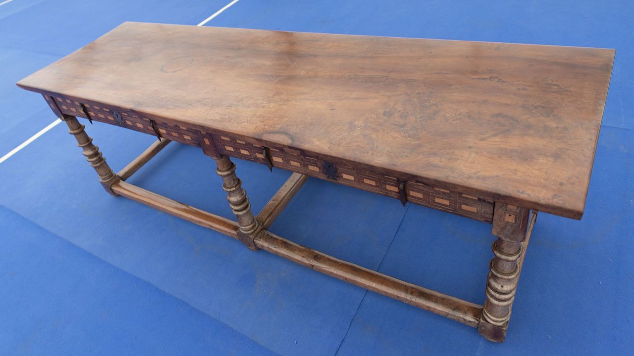 Un cazatesoros de las antigüedades: desde una gran mesa de tejo de 500 ...