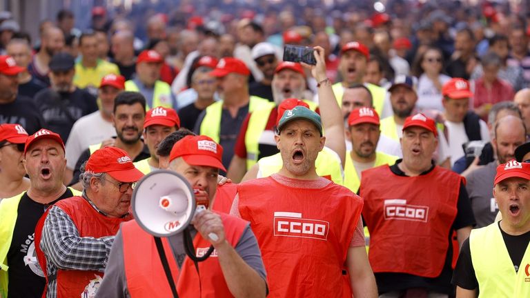 El metal toma Ferrol y amenaza con endurecer la huelga: «Se necesita un ...