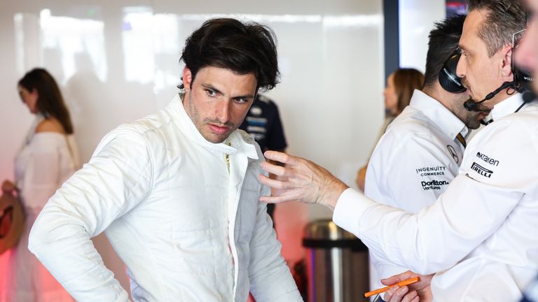 Carlos Sainz presenta un casco muy español para su primera temporada en ...