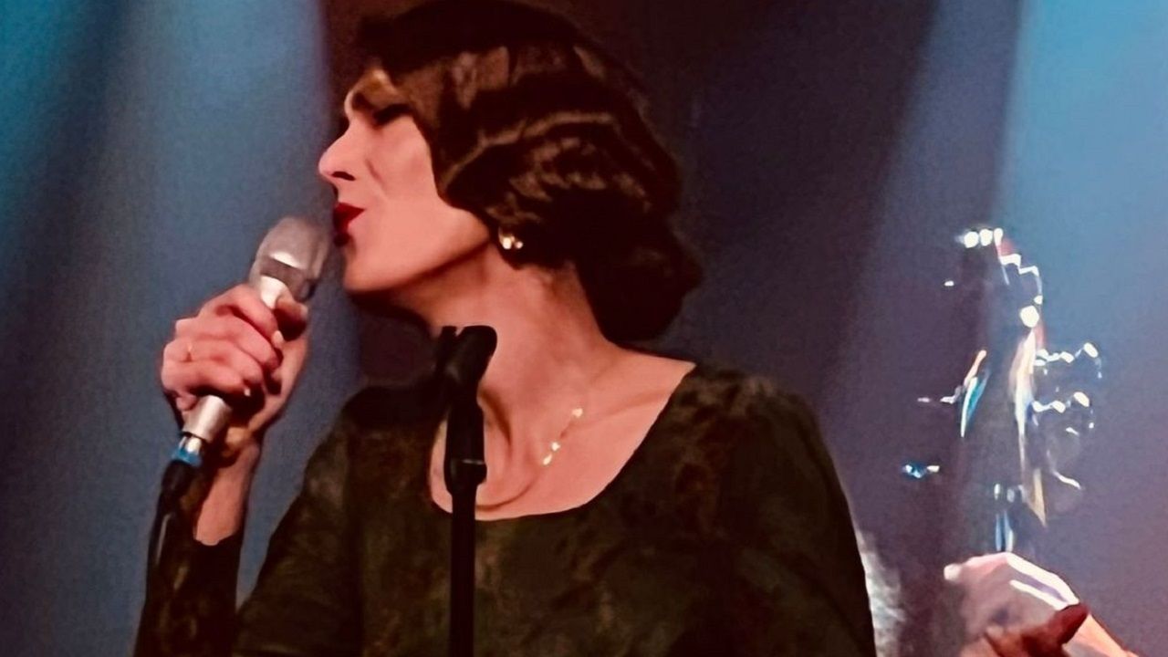 Paula Parker, cantante coruñesa: «Nuestros directos suponen un viaje ...